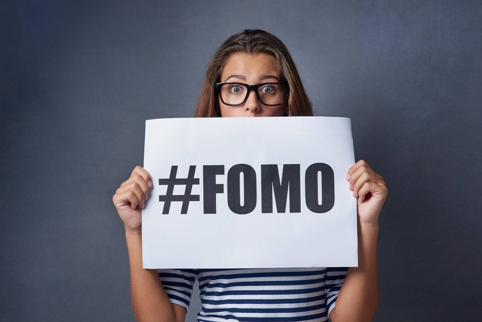 تقنية FOMO في التسويق : السر النفسي الذي يجعل عملاءك يشترون قبل أن يفوت ...